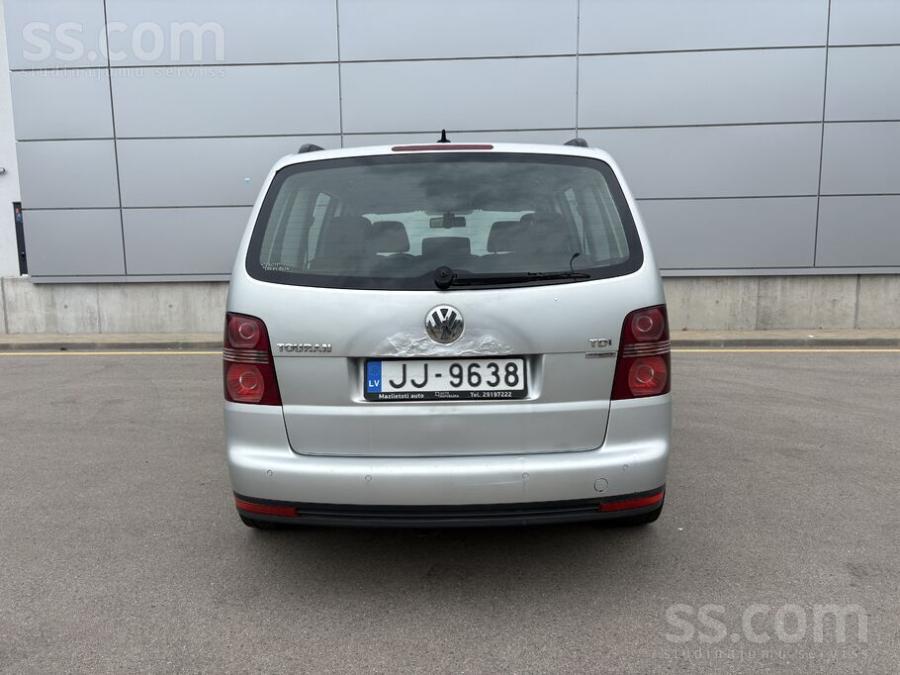 Pelēks Volkswagen Touran 2010 Rīga, ar dzinēja tilpumu 1.90 L un nobraukumu 281 tūkst. km par 1450 €, foto 9 vietnē AUTOMOTO.COM.LV
