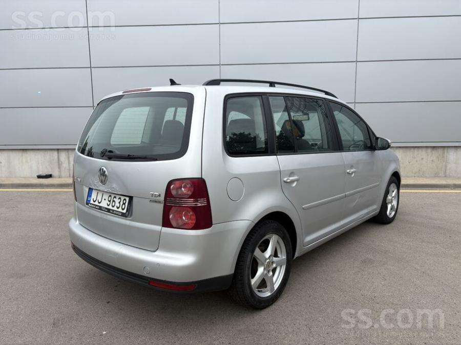 Pelēks Volkswagen Touran 2010 Rīga, ar dzinēja tilpumu 1.90 L un nobraukumu 281 tūkst. km par 1450 €, foto 10 vietnē AUTOMOTO.COM.LV