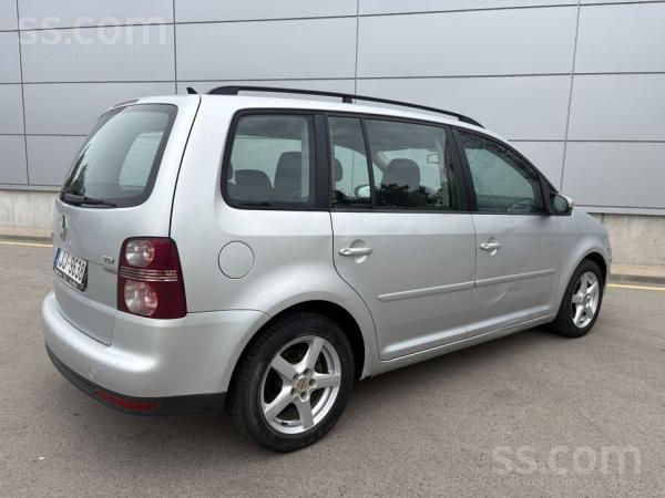 Grey Volkswagen Touran 2010 in Riga, with an engine capacity of 1.90 L and mileage of 281 thousand km for 1450 €, photo 10 on AUTOMOTO.COM.LV