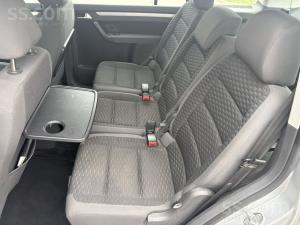 Pelēks Volkswagen Touran 2010 Rīga, ar dzinēja tilpumu 1.90 L un nobraukumu 281 tūkst. km par 1450 €, foto 16 vietnē AUTOMOTO.COM.LV