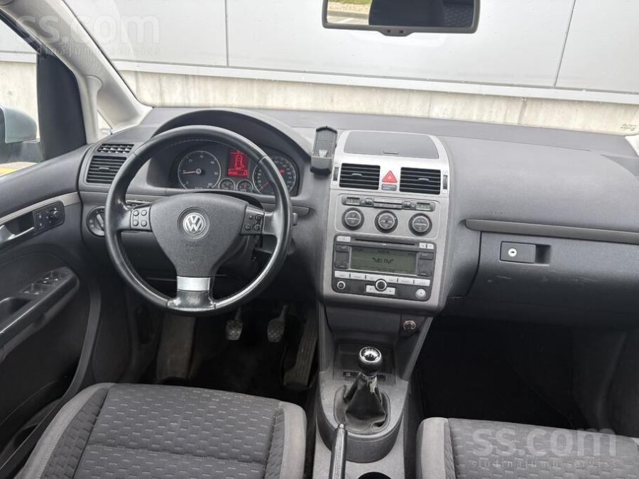 Pelēks Volkswagen Touran 2010 Rīga, ar dzinēja tilpumu 1.90 L un nobraukumu 281 tūkst. km par 1450 €, foto 19 vietnē AUTOMOTO.COM.LV
