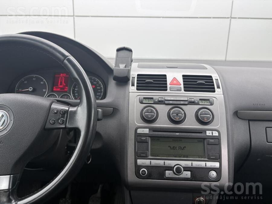 Pelēks Volkswagen Touran 2010 Rīga, ar dzinēja tilpumu 1.90 L un nobraukumu 281 tūkst. km par 1450 €, foto 20 vietnē AUTOMOTO.COM.LV