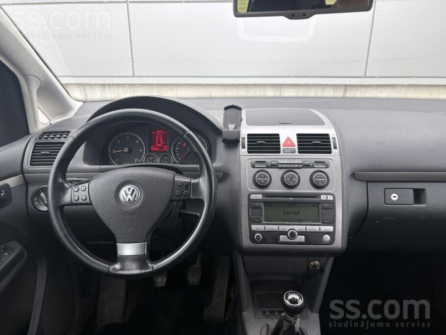 Pelēks Volkswagen Touran 2010 Rīga, ar dzinēja tilpumu 1.90 L un nobraukumu 281 tūkst. km par 1450 €, foto 21 vietnē AUTOMOTO.COM.LV