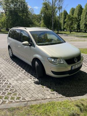 Grey Volkswagen Touran 2010 in Ventspils, with an engine capacity of 1.40 L and mileage of 251 thousand km for 4100 €, photo 5 on AUTOMOTO.COM.LV