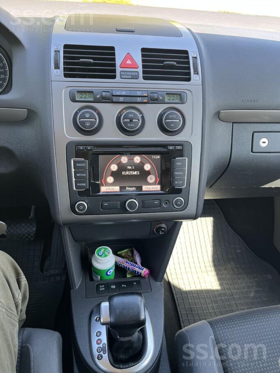 Grey Volkswagen Touran 2010 in Ventspils, with an engine capacity of 1.40 L and mileage of 251 thousand km for 4100 €, photo 12 on AUTOMOTO.COM.LV