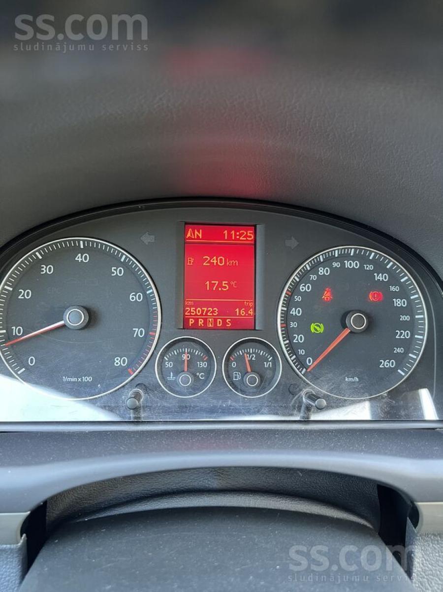 Grey Volkswagen Touran 2010 in Ventspils, with an engine capacity of 1.40 L and mileage of 251 thousand km for 4100 €, photo 13 on AUTOMOTO.COM.LV