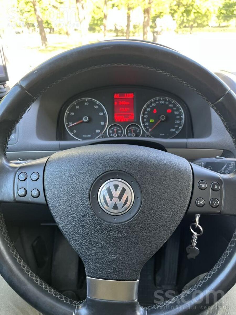 Grey Volkswagen Touran 2010 in Ventspils, with an engine capacity of 1.40 L and mileage of 251 thousand km for 4100 €, photo 15 on AUTOMOTO.COM.LV