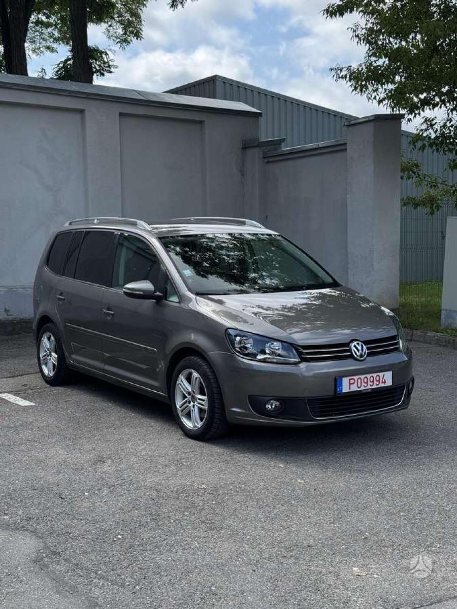 Grey Volkswagen Touran 2010 in Kaunas, with an engine capacity of 1.60 L and mileage of 198 thousand km for 6250 €, photo 1 on AUTOMOTO.COM.LV