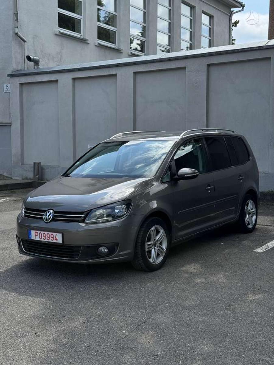 Grey Volkswagen Touran 2010 in Kaunas, with an engine capacity of 1.60 L and mileage of 198 thousand km for 6250 €, photo 4 on AUTOMOTO.COM.LV