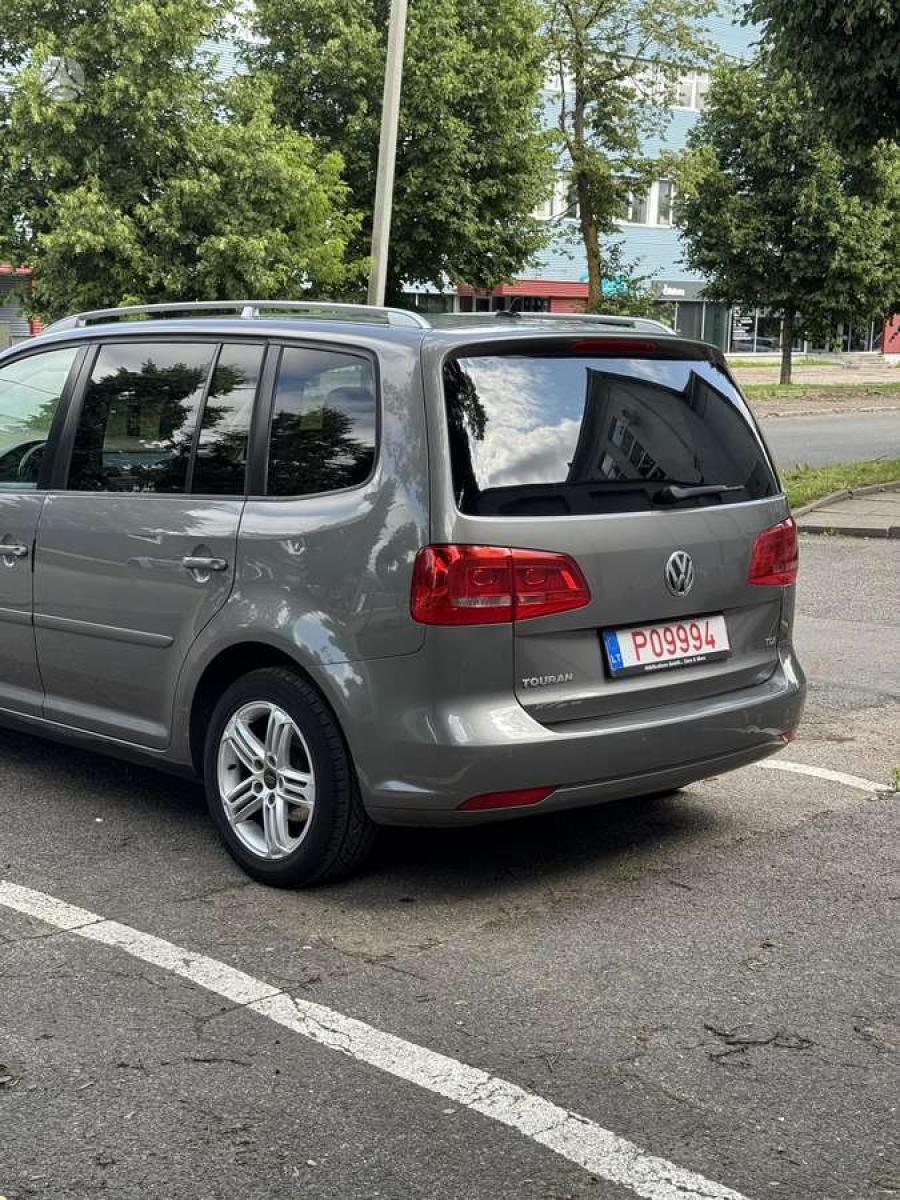 Grey Volkswagen Touran 2010 in Kaunas, with an engine capacity of 1.60 L and mileage of 198 thousand km for 6250 €, photo 5 on AUTOMOTO.COM.LV