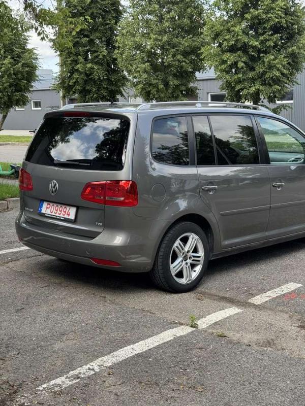 Pelēks Volkswagen Touran 2010 Kauņa, ar dzinēja tilpumu 1.60 L un nobraukumu 198 tūkst. km par 6250 €, foto 5 vietnē AUTOMOTO.COM.LV