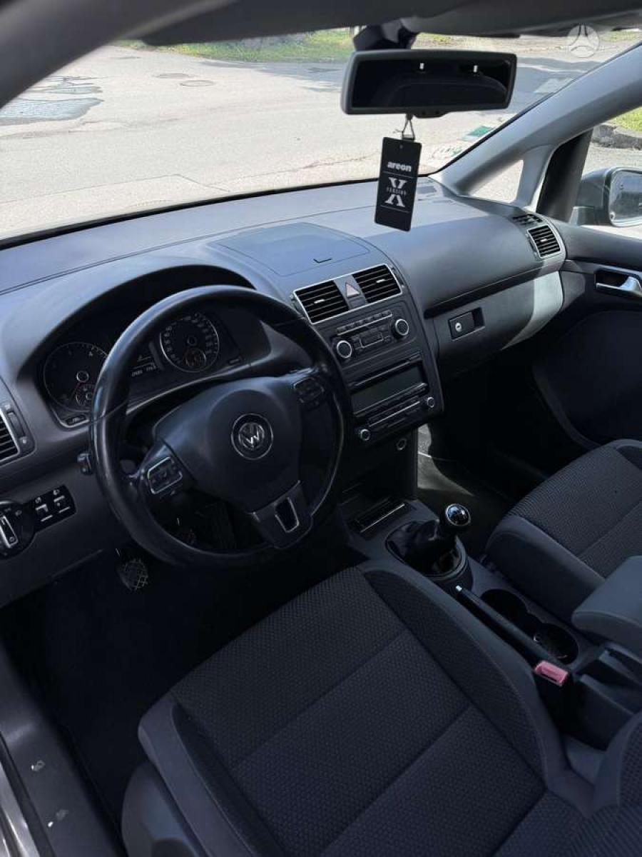 Grey Volkswagen Touran 2010 in Kaunas, with an engine capacity of 1.60 L and mileage of 198 thousand km for 6250 €, photo 8 on AUTOMOTO.COM.LV