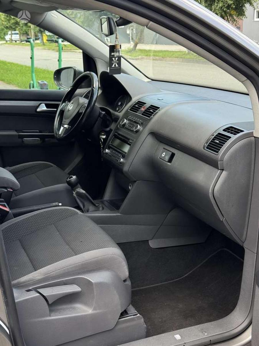 Grey Volkswagen Touran 2010 in Kaunas, with an engine capacity of 1.60 L and mileage of 198 thousand km for 6250 €, photo 10 on AUTOMOTO.COM.LV