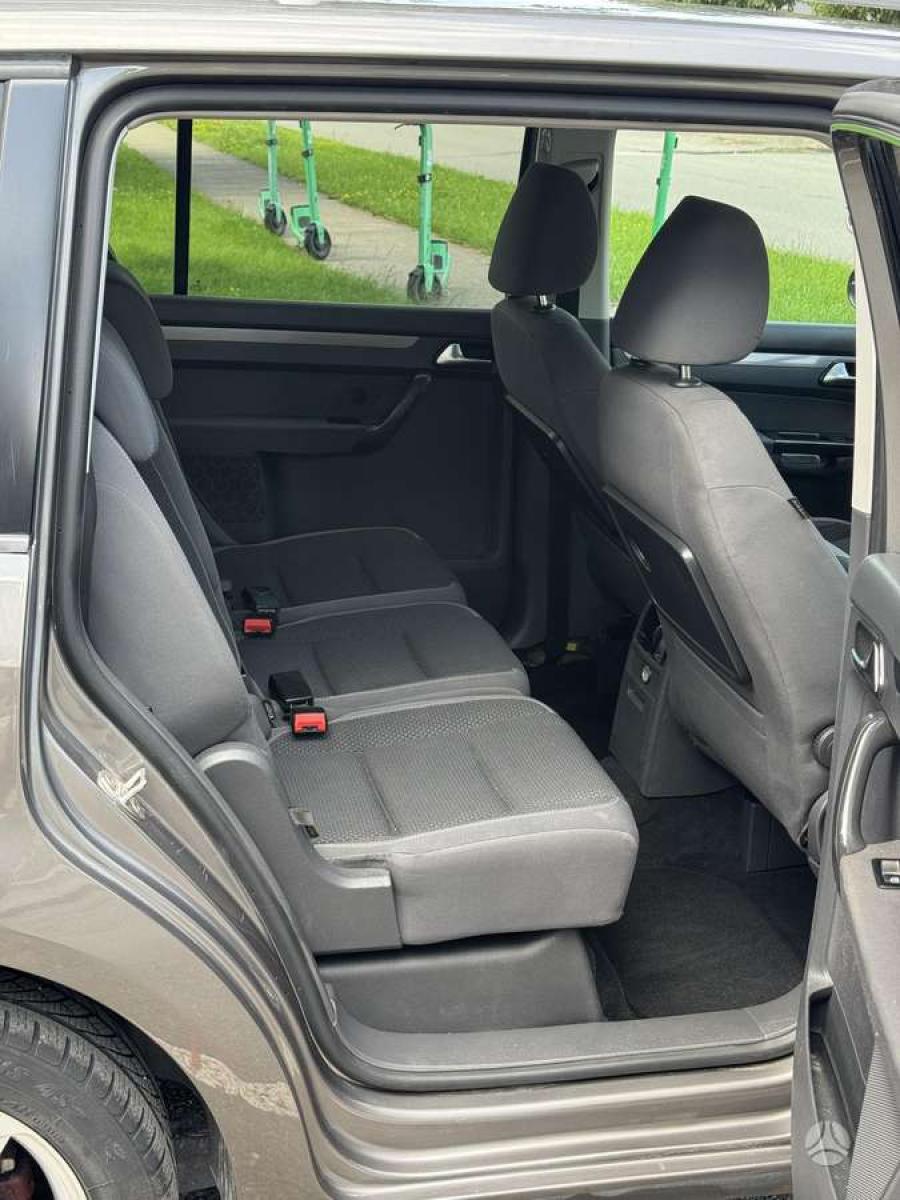 Grey Volkswagen Touran 2010 in Kaunas, with an engine capacity of 1.60 L and mileage of 198 thousand km for 6250 €, photo 11 on AUTOMOTO.COM.LV