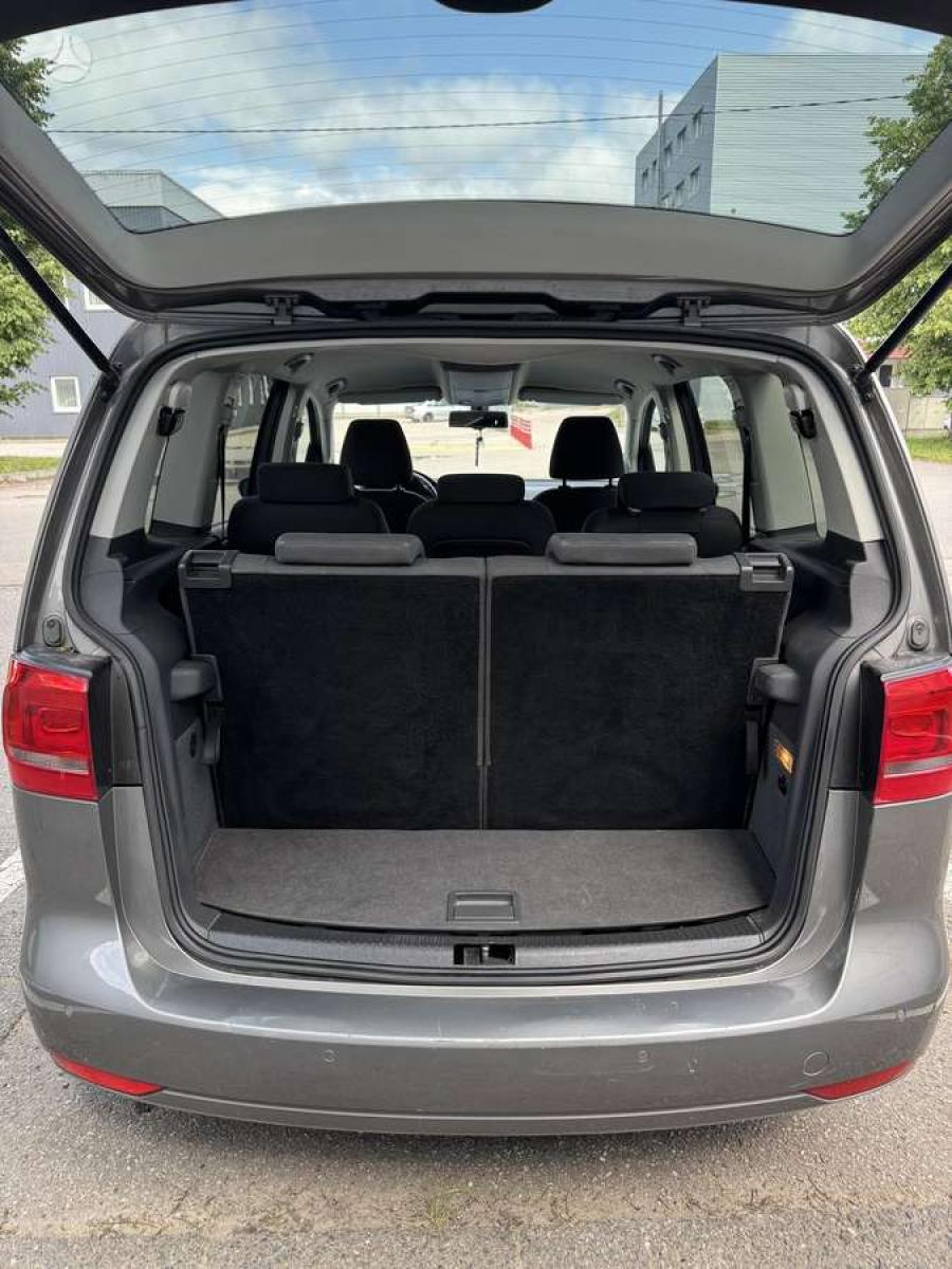 Grey Volkswagen Touran 2010 in Kaunas, with an engine capacity of 1.60 L and mileage of 198 thousand km for 6250 €, photo 13 on AUTOMOTO.COM.LV