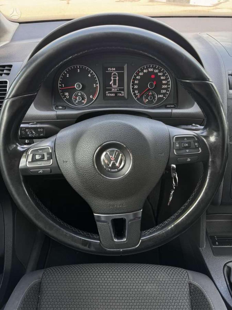 Grey Volkswagen Touran 2010 in Kaunas, with an engine capacity of 1.60 L and mileage of 198 thousand km for 6250 €, photo 16 on AUTOMOTO.COM.LV