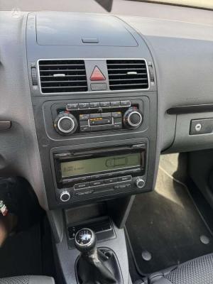 Grey Volkswagen Touran 2010 in Kaunas, with an engine capacity of 1.60 L and mileage of 198 thousand km for 6250 €, photo 19 on AUTOMOTO.COM.LV
