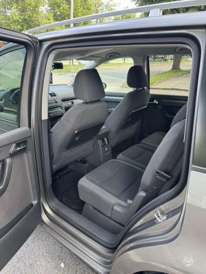 Grey Volkswagen Touran 2010 in Kaunas, with an engine capacity of 1.60 L and mileage of 198 thousand km for 6250 €, photo 20 on AUTOMOTO.COM.LV