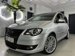 Pelēks Volkswagen Touran 2010 Kauņa, ar dzinēja tilpumu 1.90 L un nobraukumu 364 tūkst. km par 3950 €, foto  vietnē AUTOMOTO.COM.LV