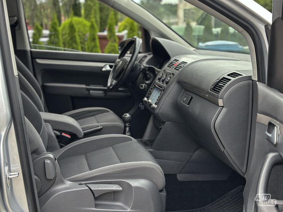 Pelēks Volkswagen Touran 2010 Kauņa, ar dzinēja tilpumu 1.90 L un nobraukumu 364 tūkst. km par 3950 €, foto 27 vietnē AUTOMOTO.COM.LV