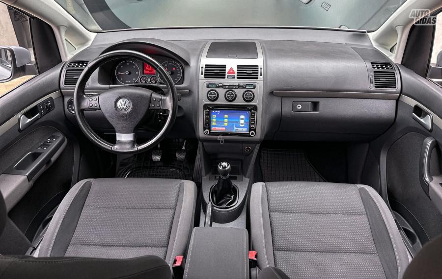 Pelēks Volkswagen Touran 2010 Kauņa, ar dzinēja tilpumu 1.90 L un nobraukumu 364 tūkst. km par 3950 €, foto 30 vietnē AUTOMOTO.COM.LV