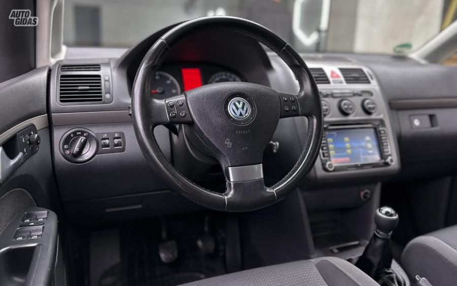 Pelēks Volkswagen Touran 2010 Kauņa, ar dzinēja tilpumu 1.90 L un nobraukumu 364 tūkst. km par 3950 €, foto 31 vietnē AUTOMOTO.COM.LV