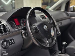 Pelēks Volkswagen Touran 2010 Kauņa, ar dzinēja tilpumu 1.90 L un nobraukumu 364 tūkst. km par 3950 €, foto 32 vietnē AUTOMOTO.COM.LV