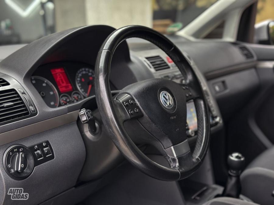 Pelēks Volkswagen Touran 2010 Kauņa, ar dzinēja tilpumu 1.90 L un nobraukumu 364 tūkst. km par 3950 €, foto 32 vietnē AUTOMOTO.COM.LV