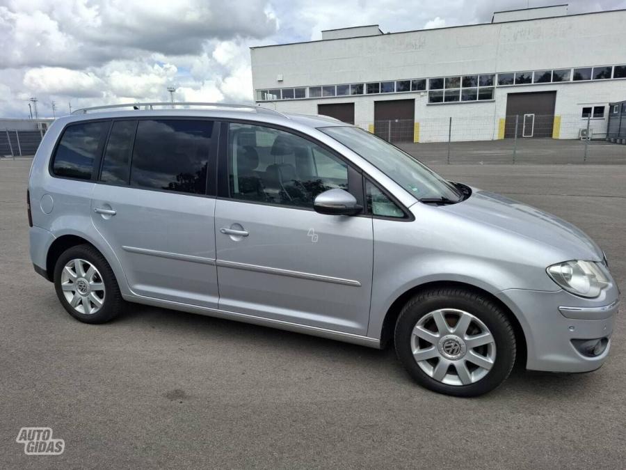 Pelēks Volkswagen Touran 2010 Viļņa, ar dzinēja tilpumu 19.00 L un nobraukumu 247 tūkst. km par 4100 €, foto 1 vietnē AUTOMOTO.COM.LV