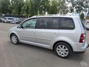 Pelēks Volkswagen Touran 2010 Viļņa, ar dzinēja tilpumu 19.00 L un nobraukumu 247 tūkst. km par 4100 €, foto 5 vietnē AUTOMOTO.COM.LV