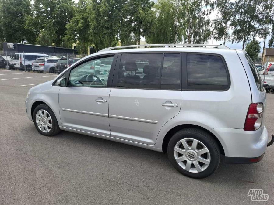 Pelēks Volkswagen Touran 2010 Viļņa, ar dzinēja tilpumu 19.00 L un nobraukumu 247 tūkst. km par 4100 €, foto 5 vietnē AUTOMOTO.COM.LV