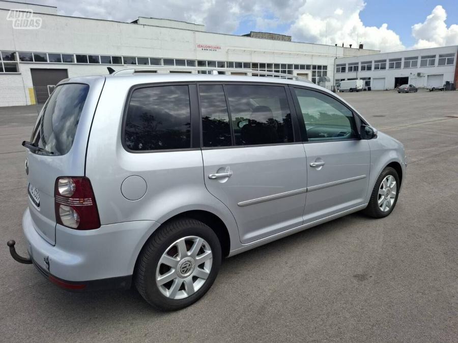 Pelēks Volkswagen Touran 2010 Viļņa, ar dzinēja tilpumu 19.00 L un nobraukumu 247 tūkst. km par 4100 €, foto 6 vietnē AUTOMOTO.COM.LV