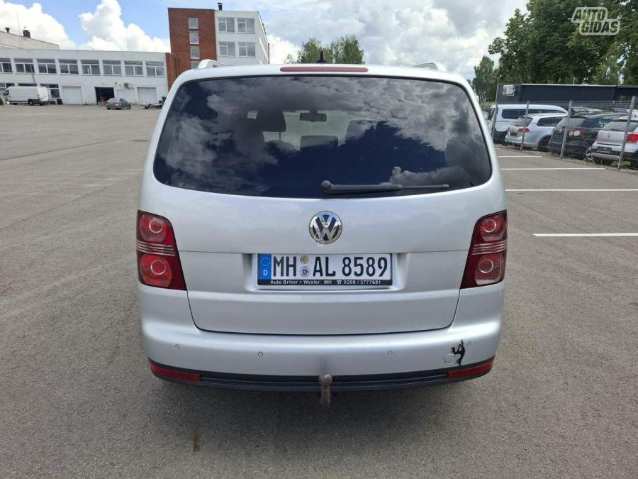 Pelēks Volkswagen Touran 2010 Viļņa, ar dzinēja tilpumu 19.00 L un nobraukumu 247 tūkst. km par 4100 €, foto 7 vietnē AUTOMOTO.COM.LV