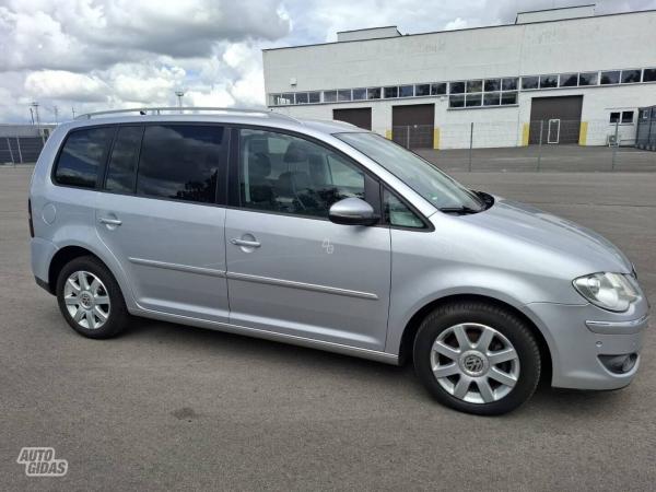 Pelēks Volkswagen Touran 2010 Viļņa, ar dzinēja tilpumu 1.90 L un nobraukumu 247 tūkst. km par 4100 €, foto 1 vietnē AUTOMOTO.COM.LV