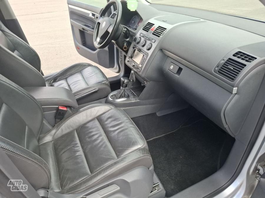 Серый Фольксваген Туран 2010 в Вильнюс, объемом двигателя 1.90 л и пробегом 247 тыс. км за 4100 €, фото 10 на AUTOMOTO.COM.LV