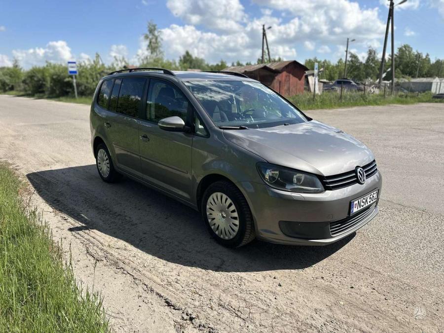 Pelēks Volkswagen Touran 2010 Kauņa, ar dzinēja tilpumu 1.60 L un nobraukumu 261 tūkst. km par 4000 €, foto 1 vietnē AUTOMOTO.COM.LV