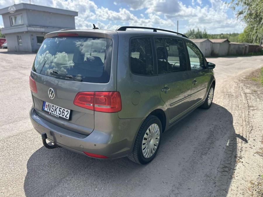 Pelēks Volkswagen Touran 2010 Kauņa, ar dzinēja tilpumu 1.60 L un nobraukumu 261 tūkst. km par 4000 €, foto 3 vietnē AUTOMOTO.COM.LV