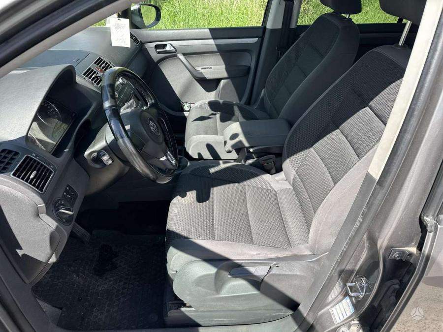 Pelēks Volkswagen Touran 2010 Kauņa, ar dzinēja tilpumu 1.60 L un nobraukumu 261 tūkst. km par 4000 €, foto 6 vietnē AUTOMOTO.COM.LV