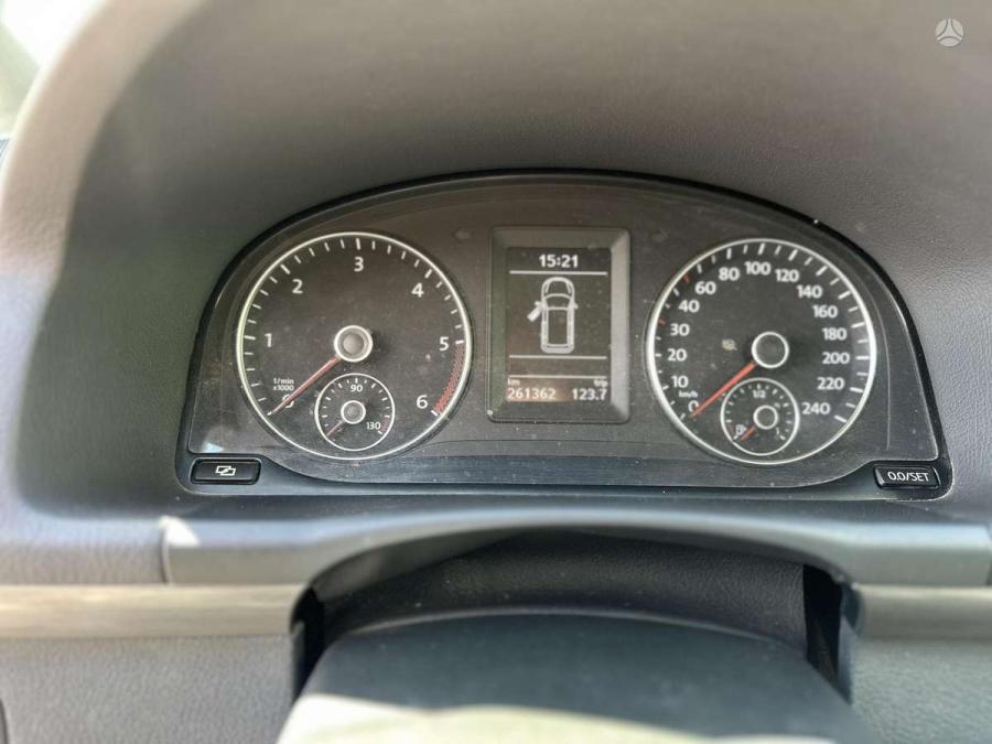Pelēks Volkswagen Touran 2010 Kauņa, ar dzinēja tilpumu 1.60 L un nobraukumu 261 tūkst. km par 4000 €, foto 8 vietnē AUTOMOTO.COM.LV