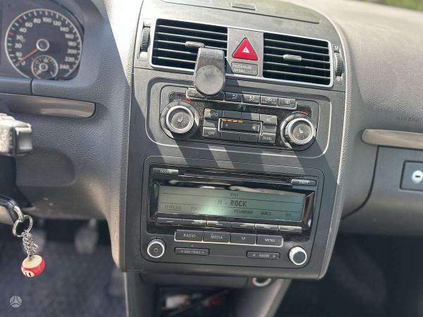 Grey Volkswagen Touran 2010 in Kaunas, with an engine capacity of 1.60 L and mileage of 261 thousand km for 4000 €, photo 8 on AUTOMOTO.COM.LV