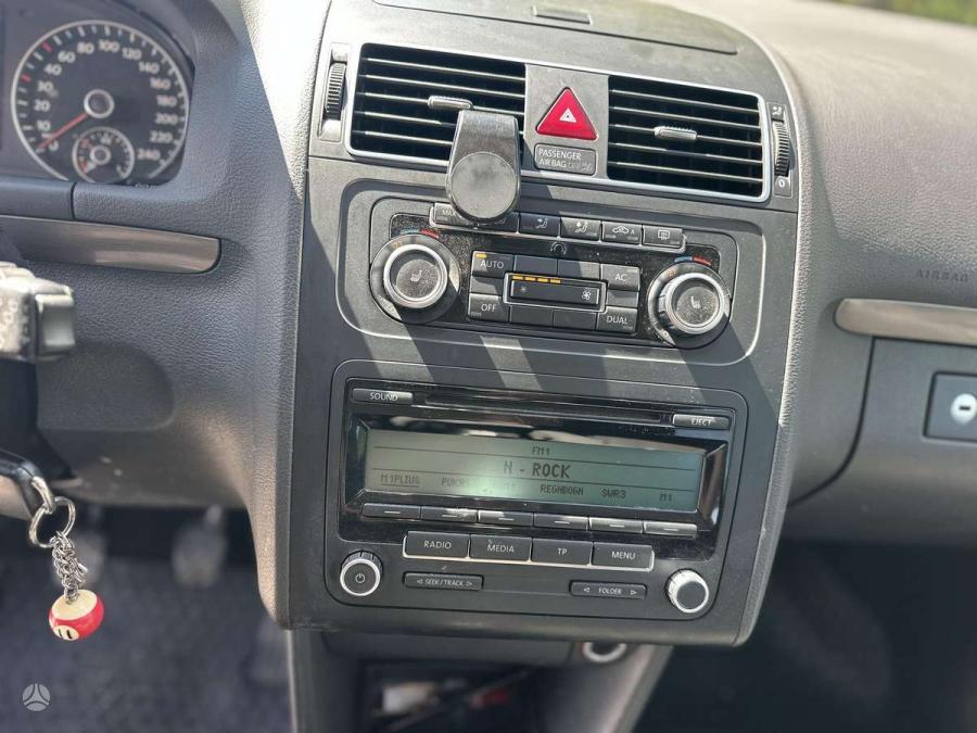Pelēks Volkswagen Touran 2010 Kauņa, ar dzinēja tilpumu 1.60 L un nobraukumu 261 tūkst. km par 4000 €, foto 9 vietnē AUTOMOTO.COM.LV