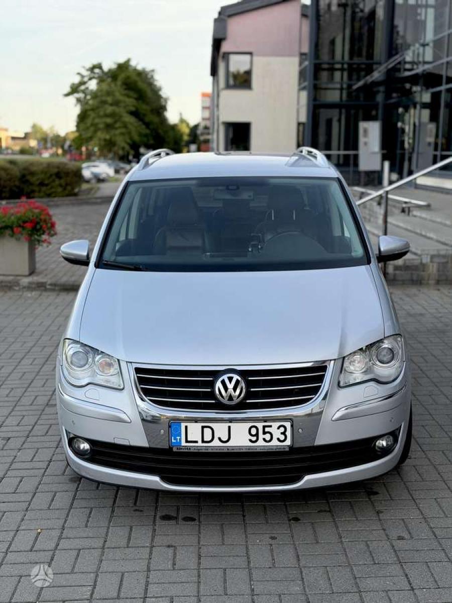 Pelēks Volkswagen Touran 2010 Viļņa, ar dzinēja tilpumu 2.00 L un nobraukumu 289 tūkst. km par 3500 €, foto 4 vietnē AUTOMOTO.COM.LV