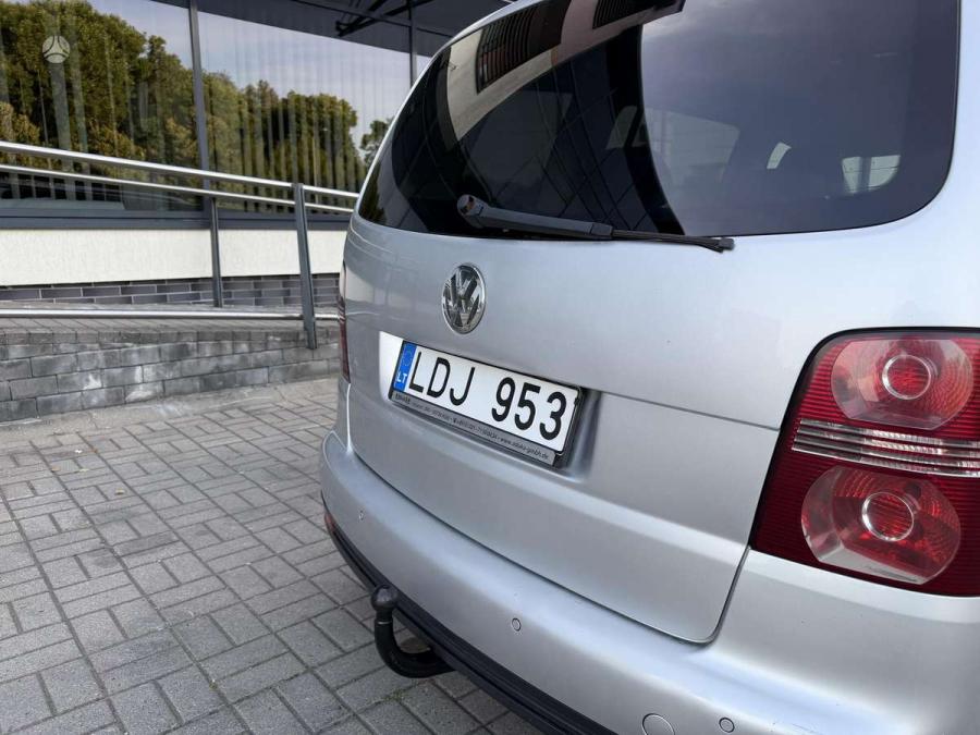 Pelēks Volkswagen Touran 2010 Viļņa, ar dzinēja tilpumu 2.00 L un nobraukumu 289 tūkst. km par 3500 €, foto 10 vietnē AUTOMOTO.COM.LV