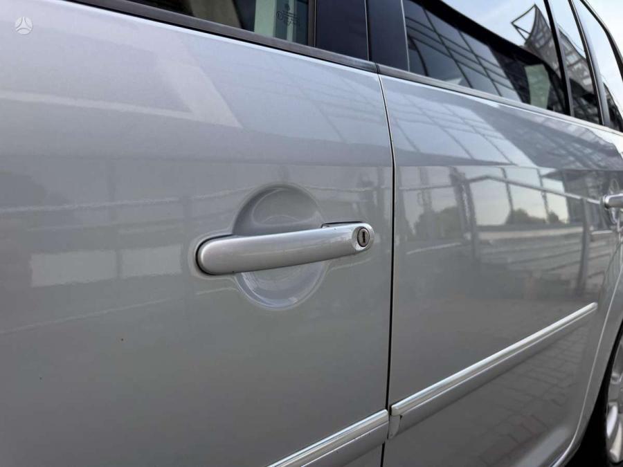 Pelēks Volkswagen Touran 2010 Viļņa, ar dzinēja tilpumu 2.00 L un nobraukumu 289 tūkst. km par 3500 €, foto 17 vietnē AUTOMOTO.COM.LV