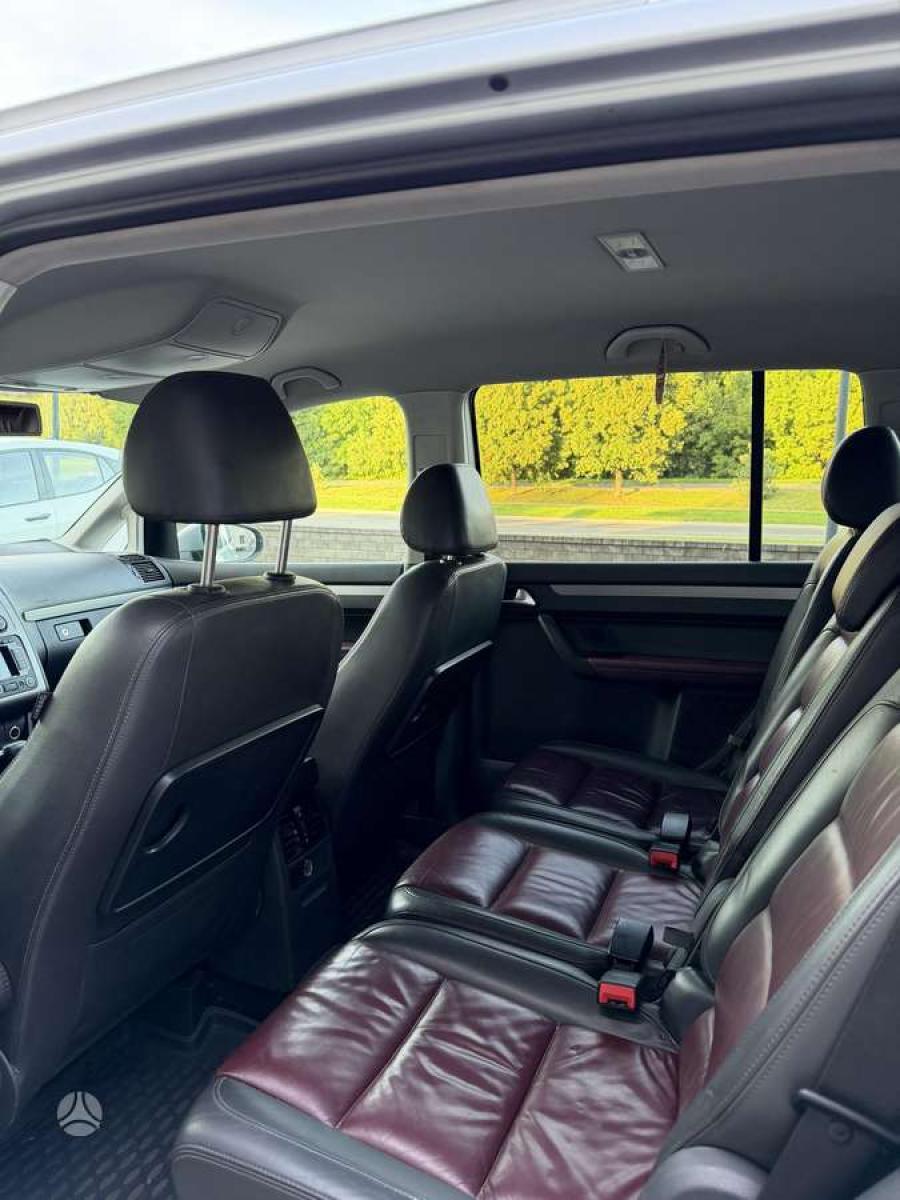 Pelēks Volkswagen Touran 2010 Viļņa, ar dzinēja tilpumu 2.00 L un nobraukumu 289 tūkst. km par 3500 €, foto 19 vietnē AUTOMOTO.COM.LV