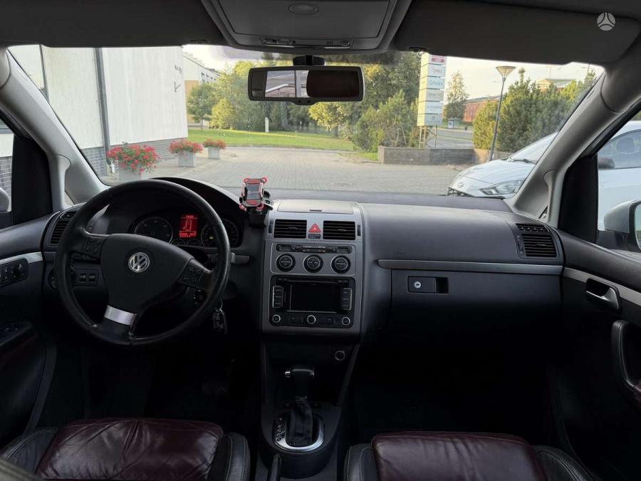 Pelēks Volkswagen Touran 2010 Viļņa, ar dzinēja tilpumu 2.00 L un nobraukumu 289 tūkst. km par 3500 €, foto 20 vietnē AUTOMOTO.COM.LV
