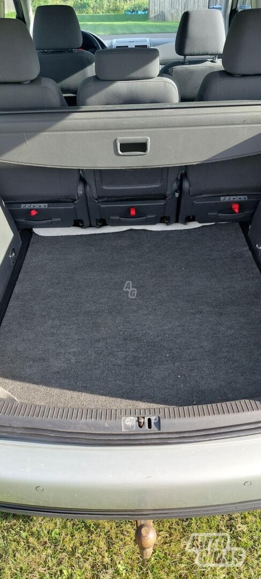 Grey Volkswagen Touran 2010 in Kazlu Ruda, with an engine capacity of 1.40 L and mileage of 240 thousand km for 1800 €, photo 12 on AUTOMOTO.COM.LV