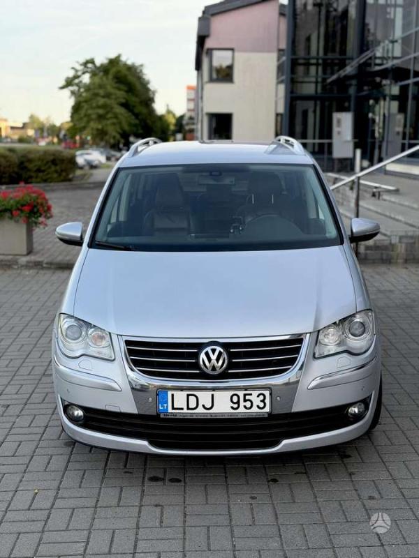 Pelēks Volkswagen Touran 2010 Viļņa, ar dzinēja tilpumu 2.00 L un nobraukumu 286 tūkst. km par 3300 €, foto 3 vietnē AUTOMOTO.COM.LV