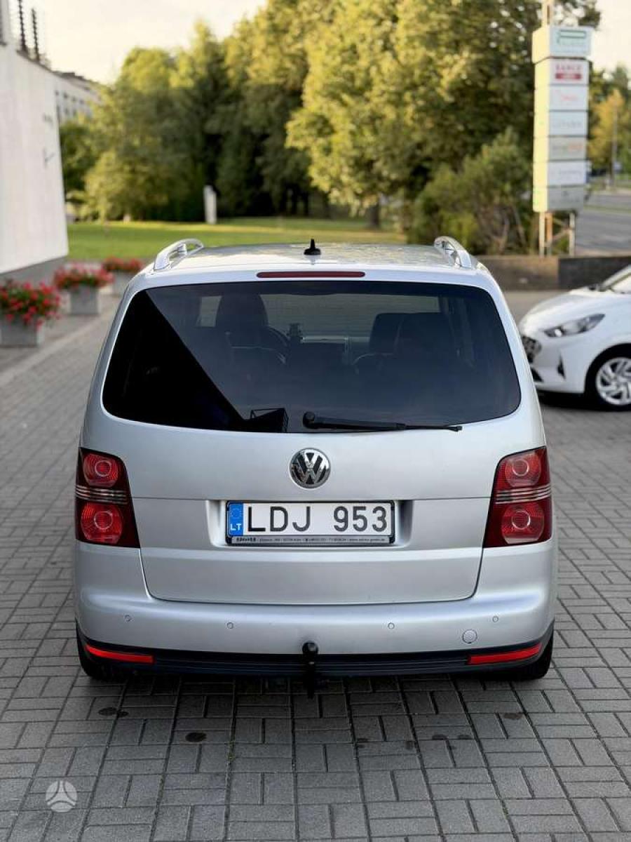 Grey Volkswagen Touran 2010 in Vilnius, with an engine capacity of 2.00 L and mileage of 286 thousand km for 3300 €, photo 6 on AUTOMOTO.COM.LV
