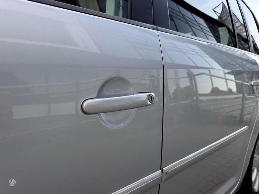 Grey Volkswagen Touran 2010 in Vilnius, with an engine capacity of 2.00 L and mileage of 286 thousand km for 3300 €, photo 15 on AUTOMOTO.COM.LV